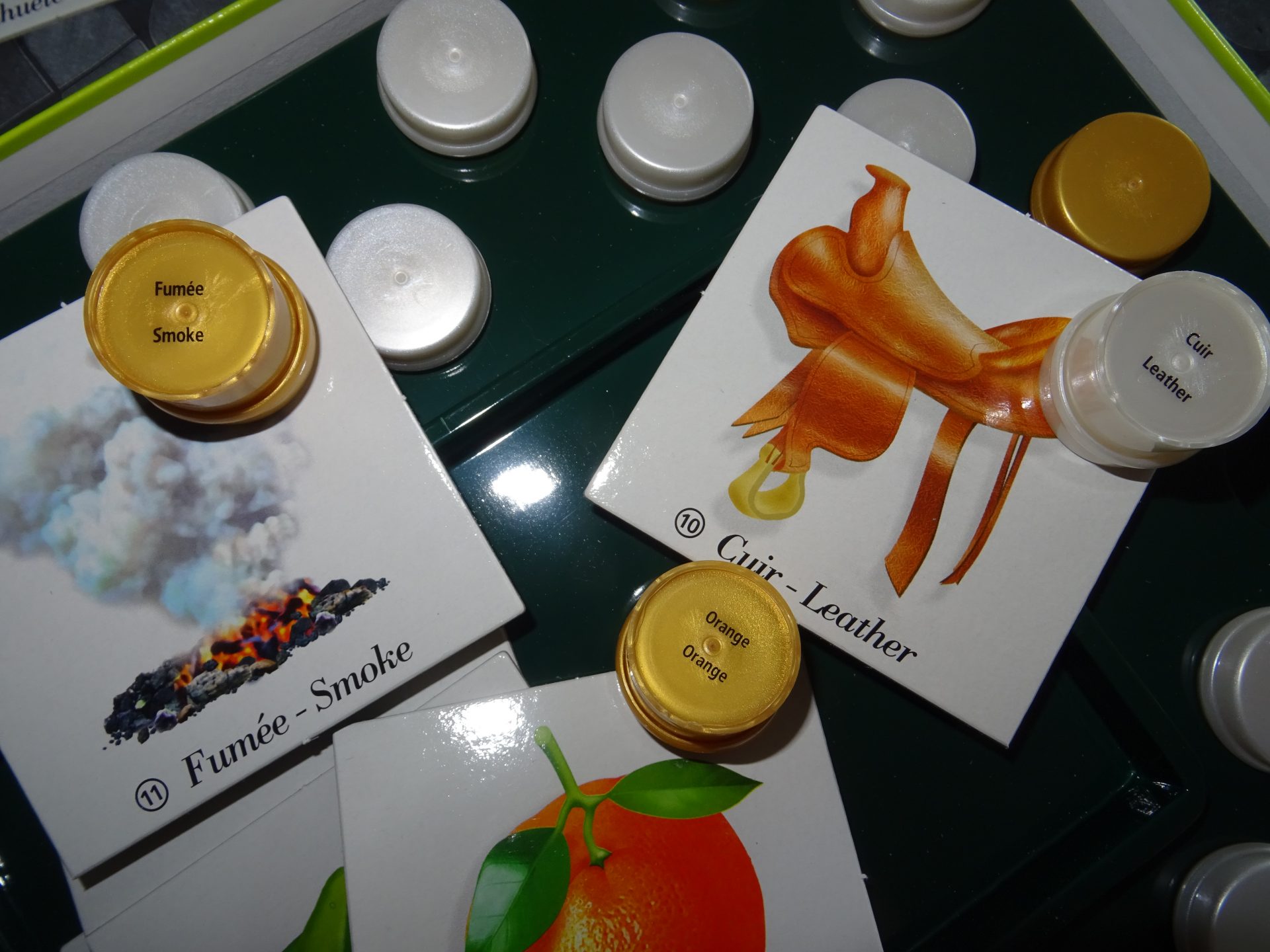 Les Boites à odeurs Montessori de chez Nature & découvertes - Maman et ...